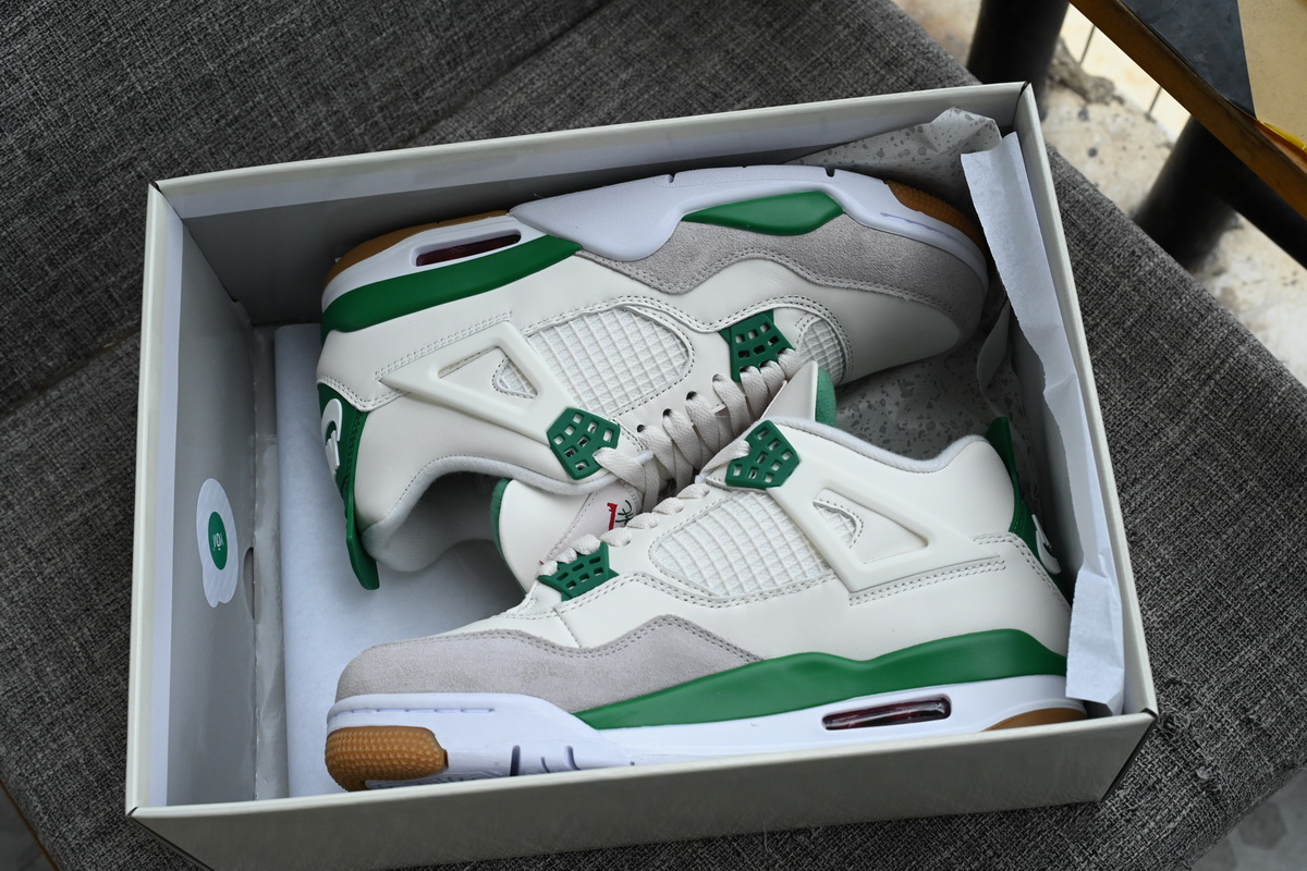 Nike SB Dunk x Air Jordan 4 Reps "Pine Green"